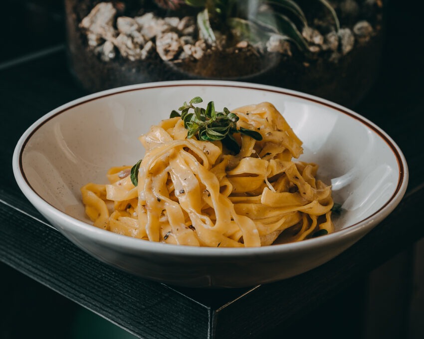 Caprera Roma, il bistrot con fettuccine, uova in trippa e cocktail nel ...